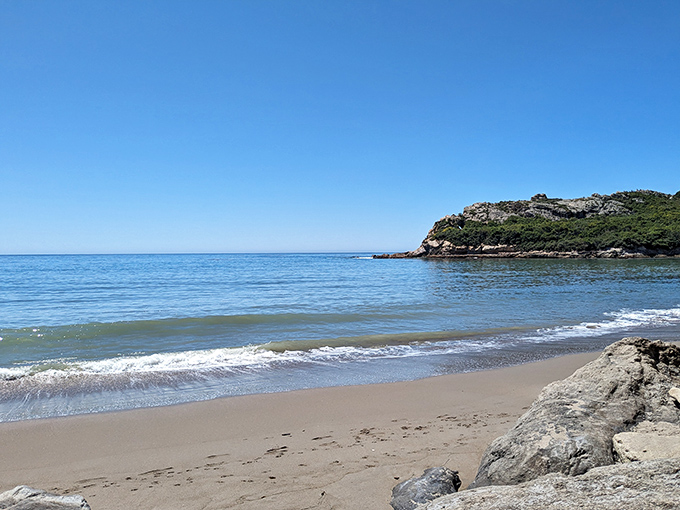 Simplicity at its finest—just sand, sea, and sky. This is what postcards wish they could capture but never quite do.