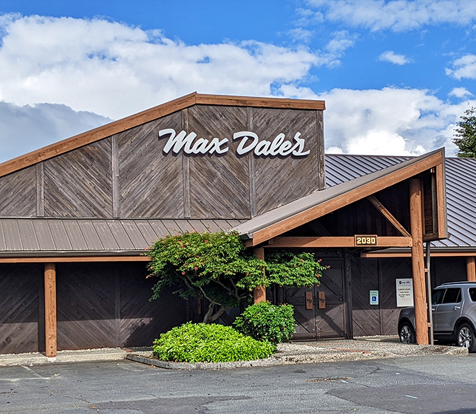 Max Dale's Steak & Chop House (Mount Vernon): Rustic wooden charm on the outside, sizzling steak perfection on the inside &ndash; Mount Vernon's worst-kept delicious secret.