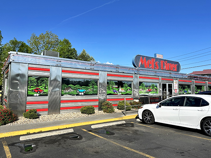 Mel's Diner shines like a silver beacon for hungry travelers. Those red chairs aren't just inviting&mdash;they're practically sending engraved invitations!