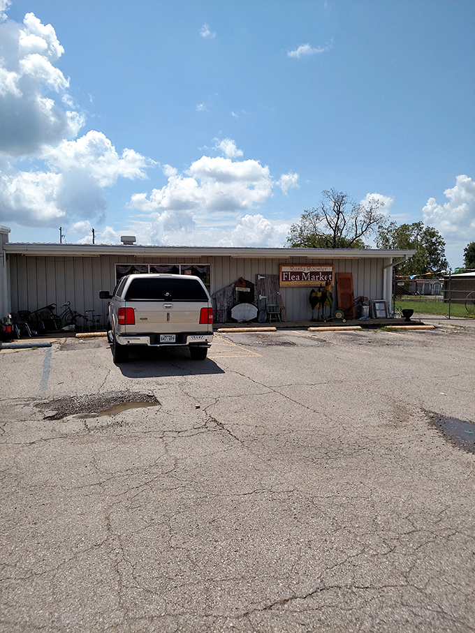 Rusty Rooster's entrance welcomes you with a promise of treasures. That Christmas sign in July? Perfectly normal in flea market time!