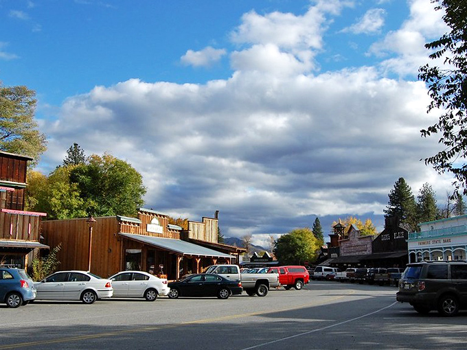 Winthrop: Western fa&ccedil;ades that aren't just for show. Behind those rustic storefronts are genuine folks who'll tip their hats as you pass.