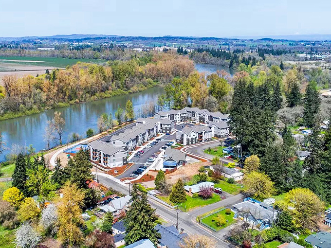 The warm brick buildings of downtown Albany house local businesses that have weathered changing times. Como's Italian Eatery looks like it serves a mean pasta!