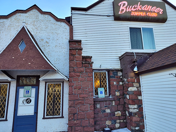 Those diamond-paned windows have witnessed decades of celebrations, first dates, and "I'm too full to move" moments. Classic supper club magic.