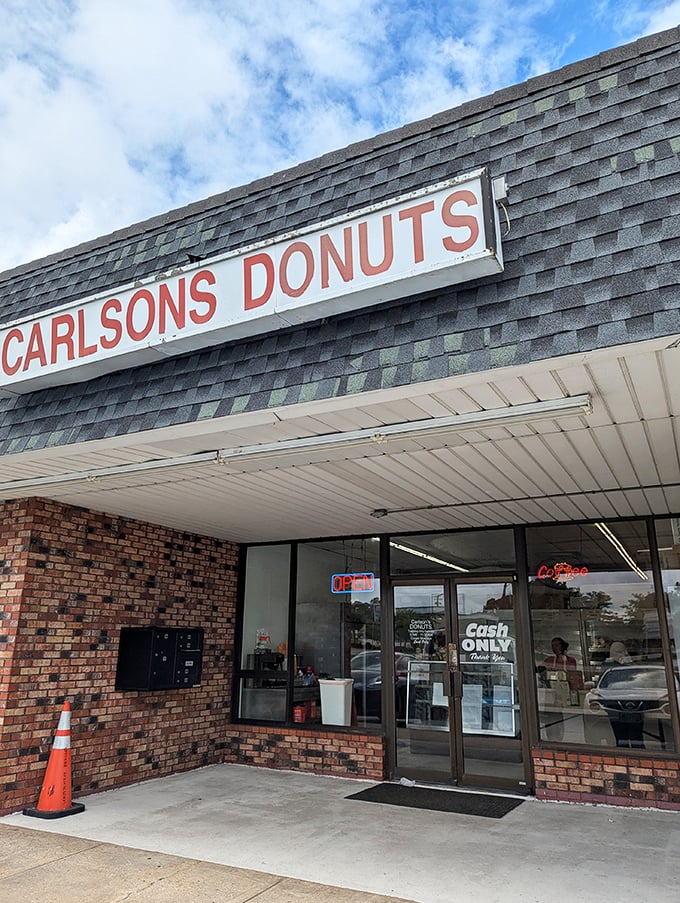 That simple DONUTS sign is the bat-signal for sweet-toothed Marylanders in search of authentic classics.