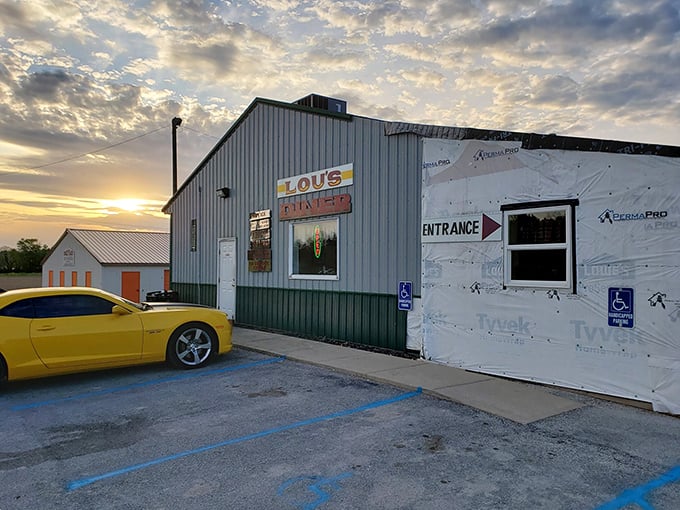Lou's Diner (Cloverdale): Sunset at Lou's Diner marks the end of another day serving homestyle meals that would make your grandmother nod in approval.