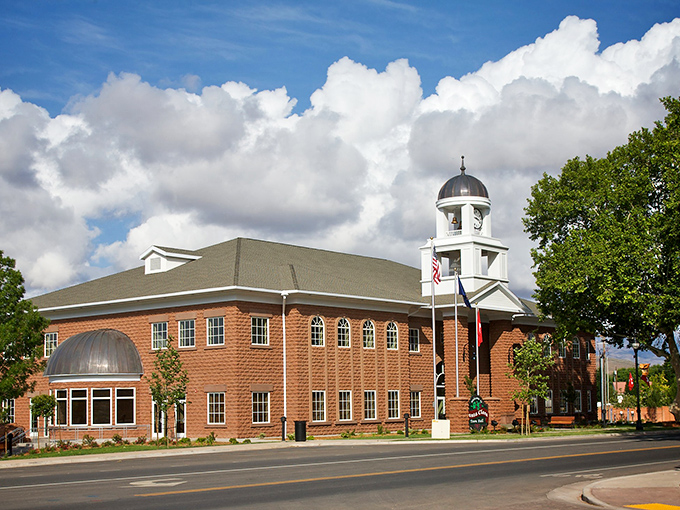 The Santa Clara Historical District sits like a jewel box&mdash;small-town magic at its finest.