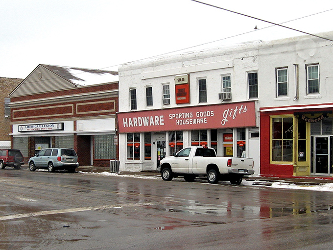 In Solon, even the town sign feels neighborly—the perfect introduction to streets where borrowed cups of sugar are still a thing.