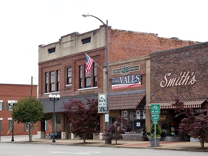 Athens' historic square welcomes with Southern hospitality and budget-friendly living. Like finding a warm hug that doesn't empty your wallet!