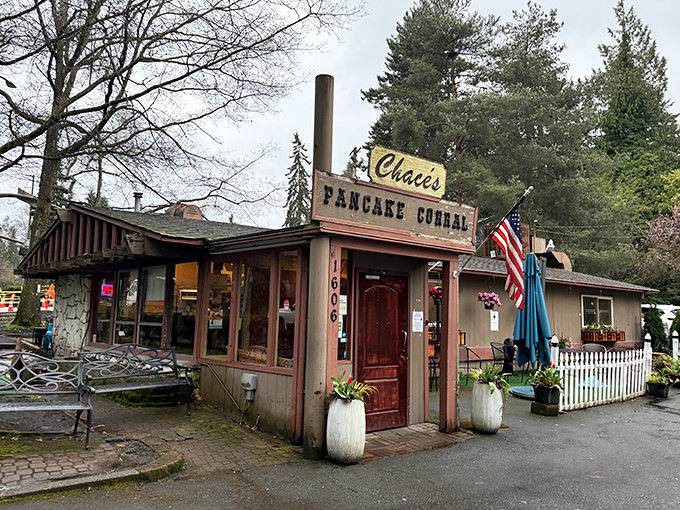 At Chace's Pancake Corral, that red door is the gateway to a breakfast wonderland where pancakes are practically a religious experience.