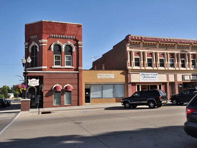Jefferson's courthouse clock tower keeps time in this budget-friendly paradise. Norman Rockwell would feel right at home here!