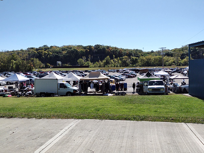 Forget Netflix&mdash;this is real-life entertainment! Boulevard's outdoor bazaar offers people-watching and treasure-hunting in equal measure.