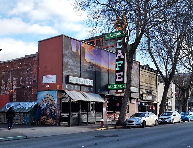 The Horseshoe's western-themed exterior promises the kind of meal cowboys would ride for days to enjoy.