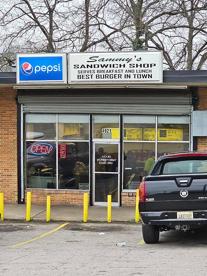 No frills, no gimmicks, just a straightforward promise of burger greatness behind that unassuming storefront. The best places never need to shout.