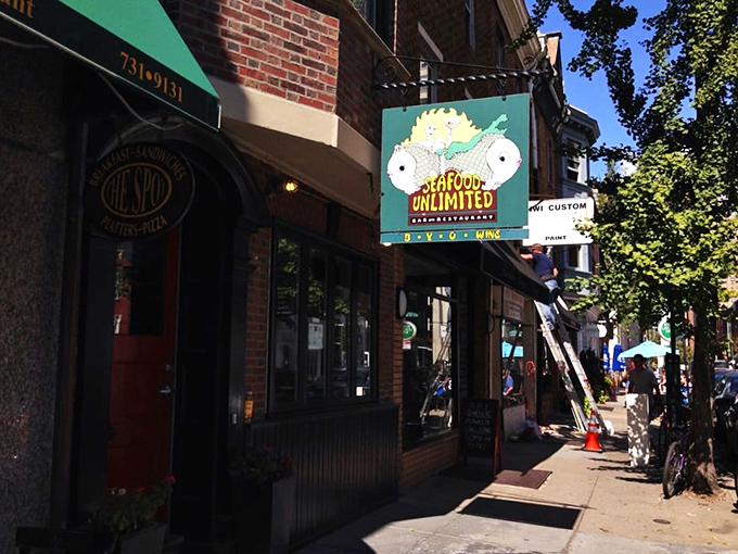 Nestled among Philly's brick storefronts, Seafood Unlimited's cheerful fa&ccedil;ade invites you into a world where seafood rules and pretension doesn't.