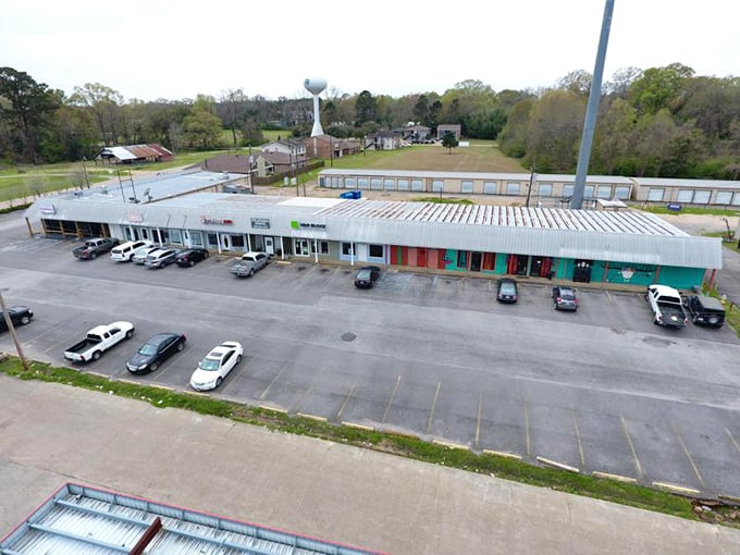 In St. Francisville, even the parked cars look relaxed, as if they've decided there's no rush when the company's this good.