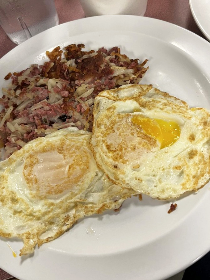 The house-made corned beef hash mingles with those legendary hash browns. A breakfast romance that would make Shakespeare weep.