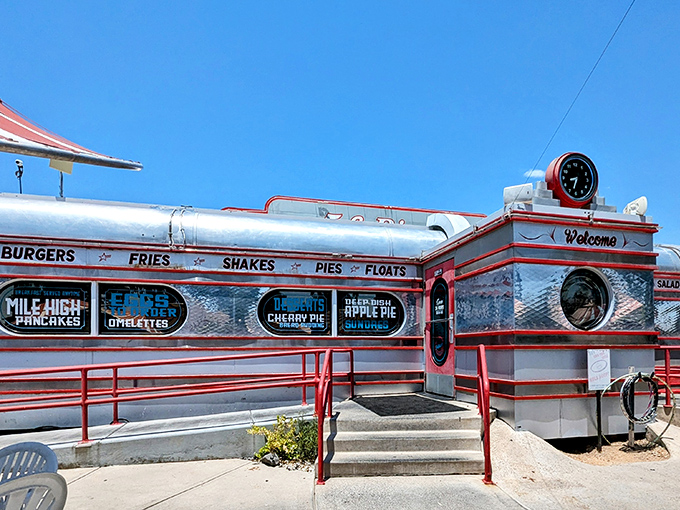 5 & Diner: Chrome, red accents, and mile-high pancakes – where breakfast meets the perfect 1950s time capsule.