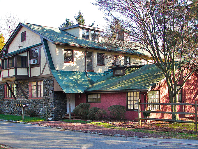 In Arden, they measure distance not in miles but in friendly hellos—this scenic neighborhood averages about twelve per block.