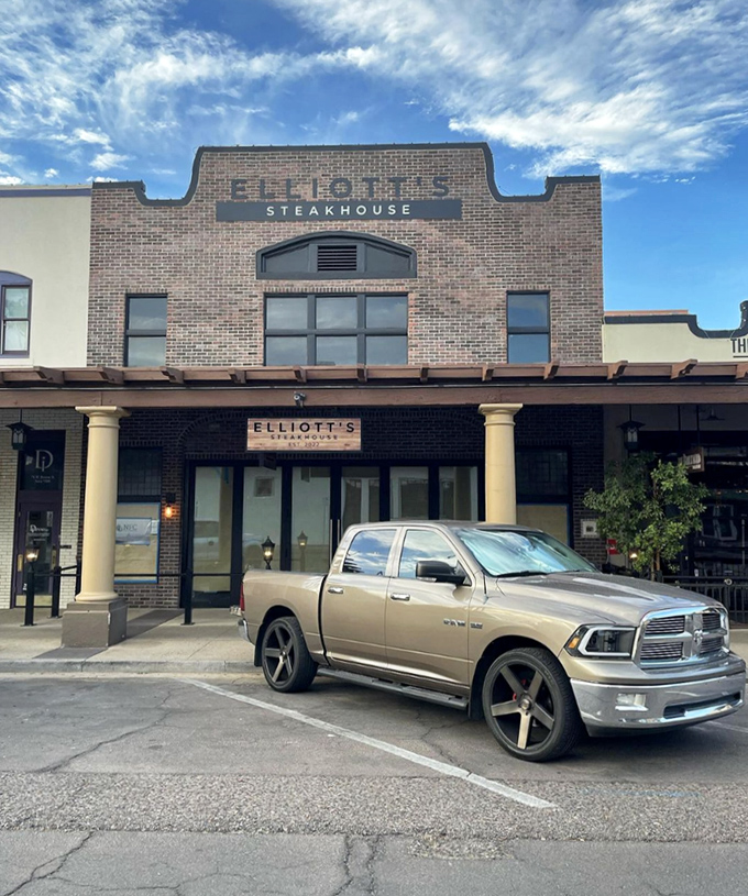 Elliott's brick fa&ccedil;ade whispers of Chandler's history while promising thoroughly modern delights within. Steakhouse elegance without the stuffiness.