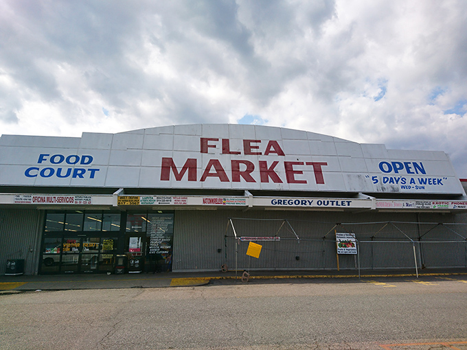 Classic flea market vibes! Jefferson Davis Market's no-frills exterior promises the thrill of the hunt and unexpected discoveries inside.
