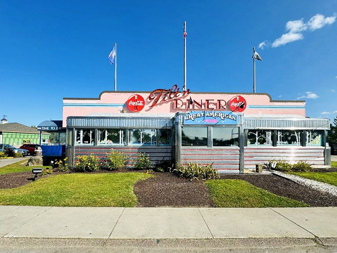 The Tilt'n Diner's classic 1950s silhouette makes you want to arrive in a convertible with your hair slicked back.