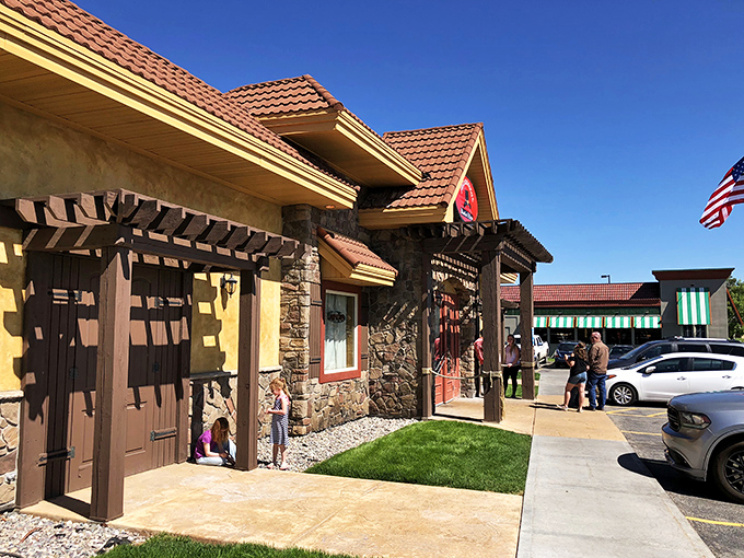 Part lodge, part restaurant, all delicious. Those wooden pergolas create the perfect backdrop for pancake paradise!