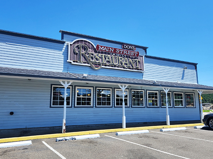 Don's Main Street Family Restaurant (Reedsport): Windows lined with nautical charm, plates filled with seafood omelets&mdash;Don's brings the ocean to your breakfast table.