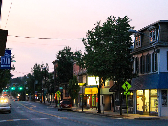 Elizabethtown after dark – when the streetlights come on and the pace slows even further, if that's even possible in this laid-back town.