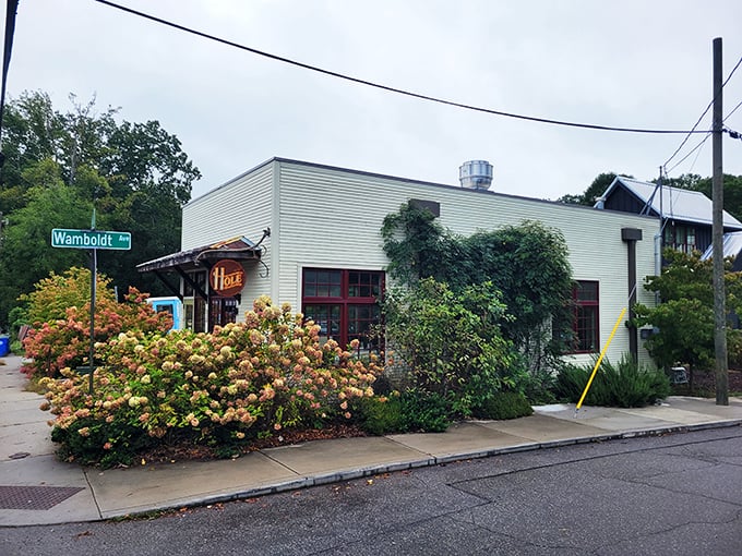Nestled on Wamboldt Avenue, Hole's garden setting makes their fresh-fried donuts taste even more heavenly. Nature and sugar &ndash; perfect together!