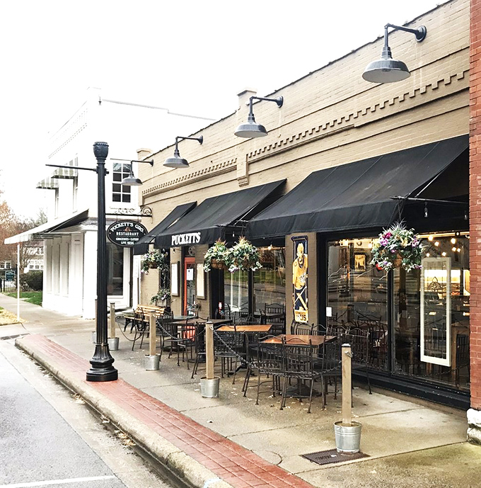 Outdoor tables at Puckett's invite you to savor your BBQ while soaking in Franklin's historic vibe. Front-row seats to Southern perfection!
