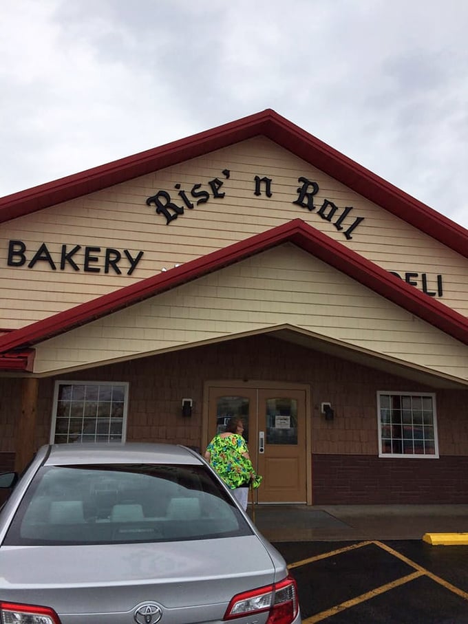 Rise'n Roll sign detail: Even the sign looks like it belongs on a country road. Simple pleasures in dough form await inside.
