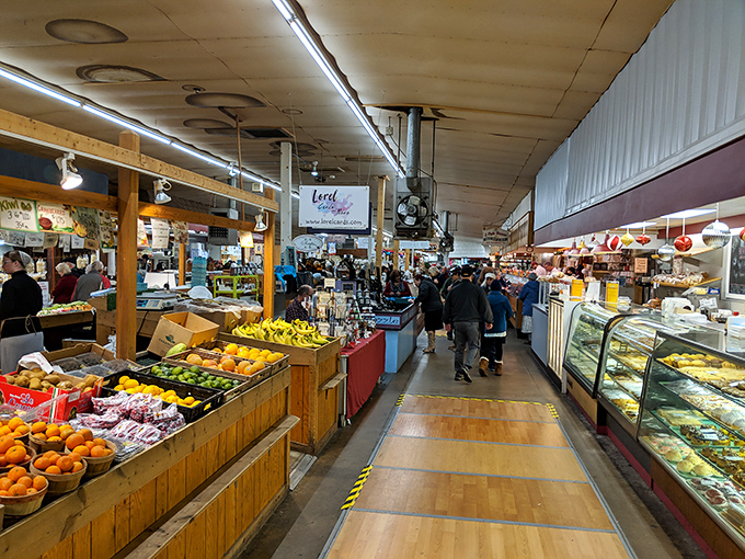 Sunset shopping! The golden hour casts a warm glow on outdoor vendors at Roots, where treasures await around every corner. 