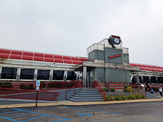 Classic Americana at its shiniest! The Park West's curved glass and stainless steel exterior promises a breakfast straight out of the good old days.