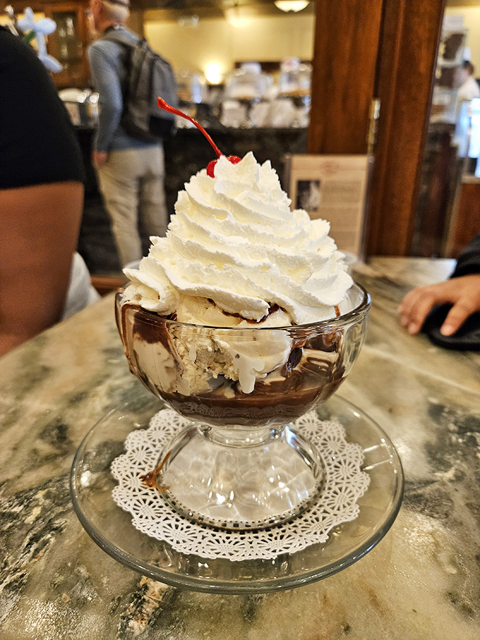 When a sundae transcends mere dessert to become a monument to joy. Those elegant glass parfait dishes aren't just serving ware—they're pedestals.