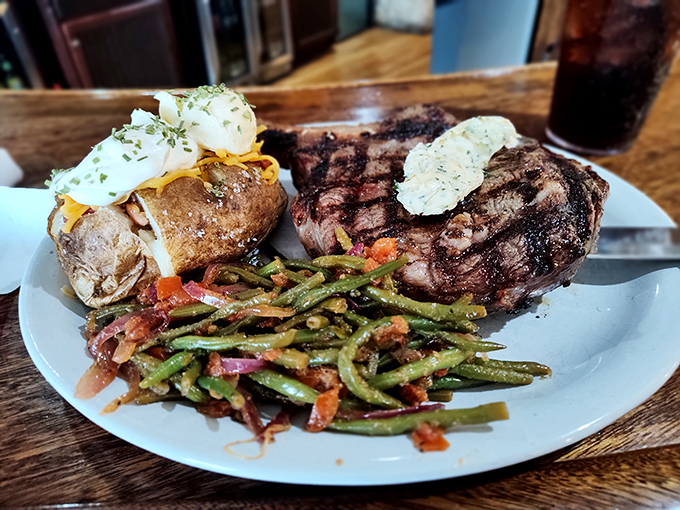 When your steak and potato arrive looking like this, you know you've made excellent life choices. The green beans are just showing off.