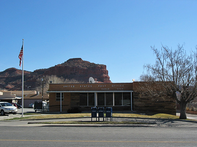 Even the post office in Kanab gets a dramatic backdrop. Bills never looked so beautiful against those majestic red cliffs.