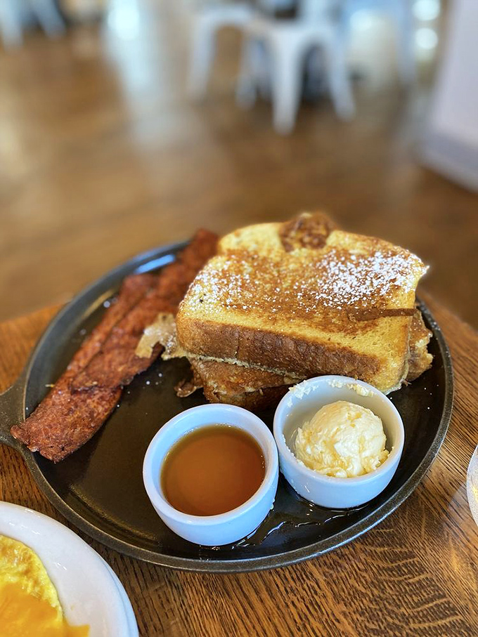Golden-brown French toast, crispy bacon, and maple syrup in little cups – breakfast doesn't get more classic or satisfying than this holy trinity.