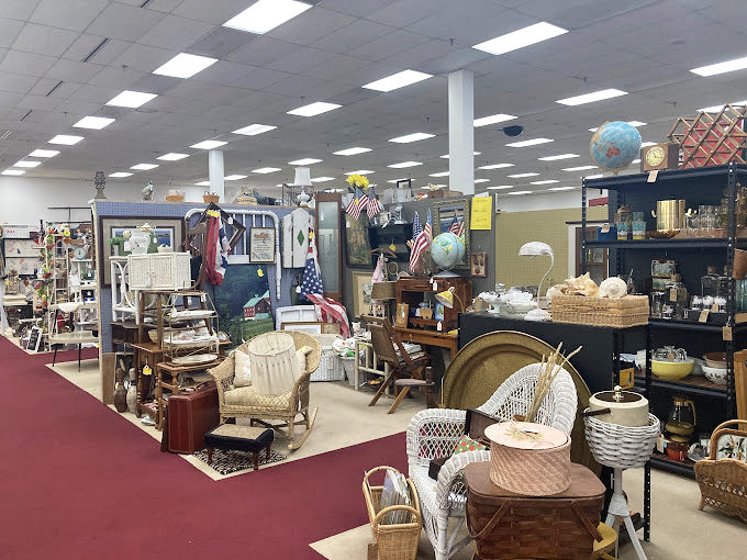 Wicker baskets and American flags create a booth that's practically screaming "farmhouse chic" before HGTV made it a thing.