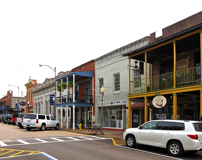 Downtown Oxford's colorful storefronts create the kind of Main Street that makes big-city dwellers question their life choices and rental agreements.