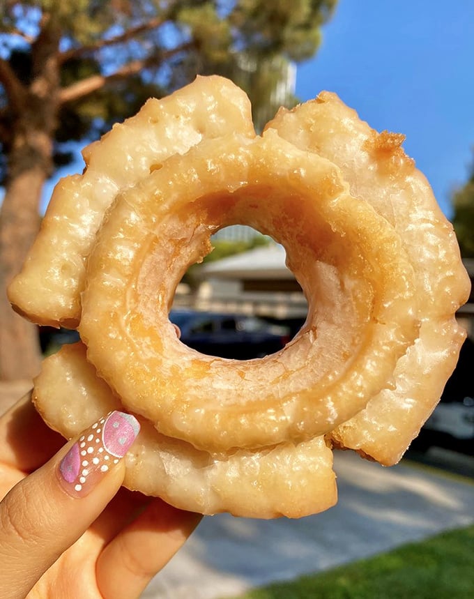 Behold the old-fashioned donut in all its glory. Crisp ridges, tender inside &ndash; it's the Sean Connery of the donut world.