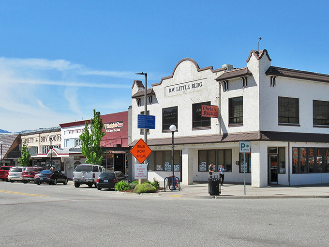Chelan: Lake views that locals never take for granted. Where even everyday errands come with postcard-worthy backdrops.