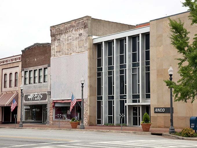 Florence's historic buildings house affordable treasures for budget-conscious retirees. Champagne living on a root beer budget!