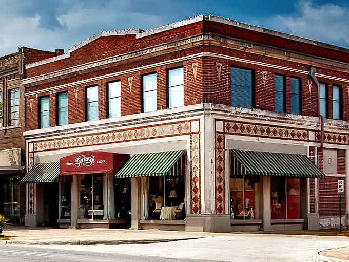 Gadsden's city center has that "Norman Rockwell painting comes to life" quality, minus the inflated art gallery prices.