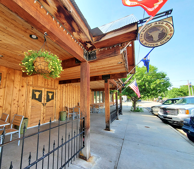 A fluttering American flag and rustic wood exterior&mdash;Cy's practically screams "heartland beef" before you even park the car.
