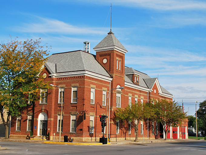 Presidential namesake, blue-collar prices! Lincoln's charming theater marquee lights up a downtown where retirement dollars maintain their purchasing power.