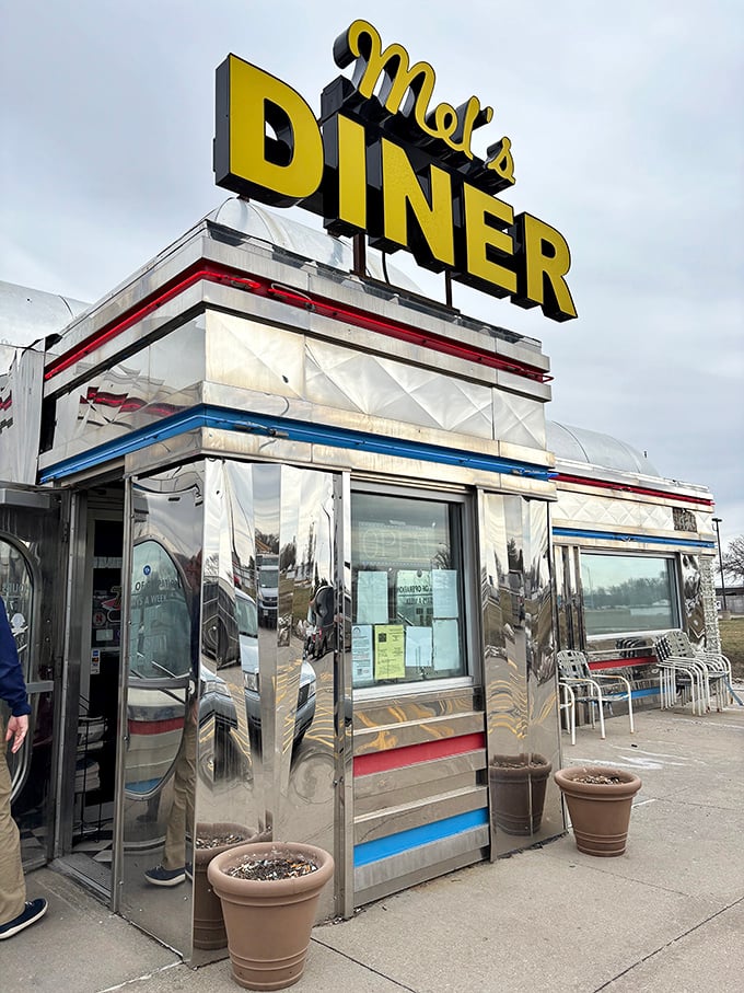 That classic diner silhouette! Mel's shiny exterior promises the kind of pancakes your grandparents would approve of&mdash;substantial and no-nonsense.