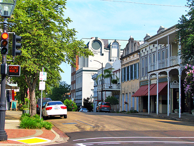 The streets of Natchez offer a visual feast of architectural eye candy that would make any history buff swoon. 