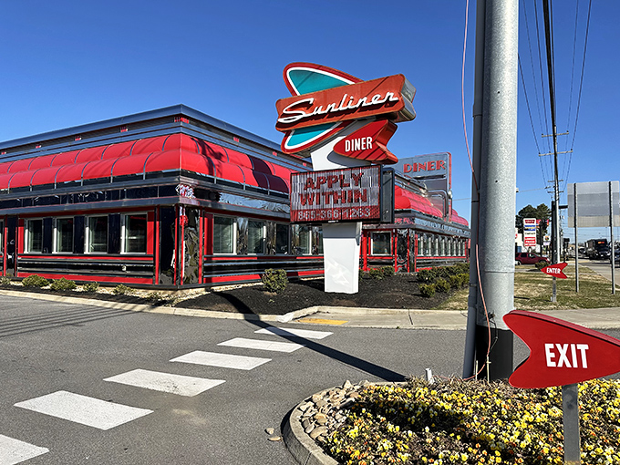 Chrome, neon, and nostalgia&mdash;Sunliner Diner delivers the 1950s on a silver platter. Duck-tail hairstyles optional, enormous appetites required!