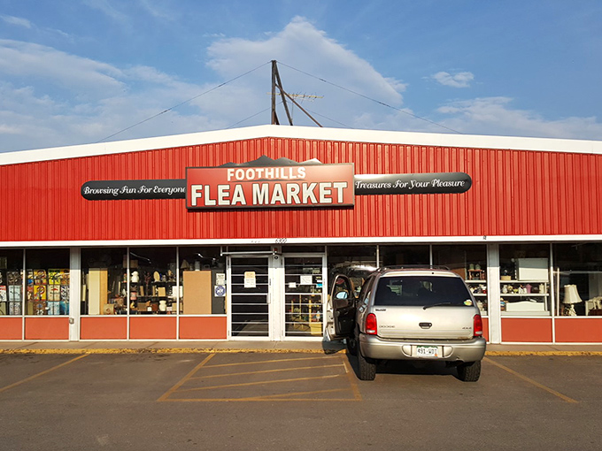 The red building practically screams "BARGAINS INSIDE!" Like a barn raising for your shopping addiction.