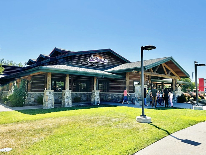 Joe Momma's cabin exterior says "lumberjack-sized portions ahead!" Those log beams weren't built to house dainty breakfast portions.